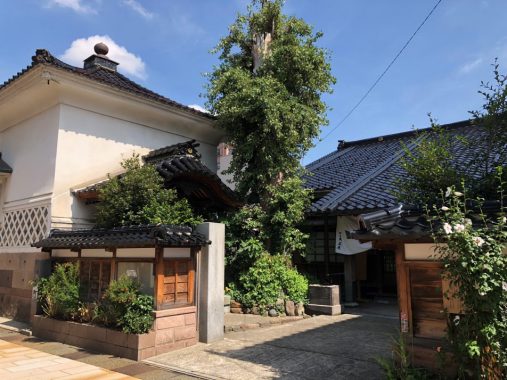 金沢の古都 黒い瓦の統一感がいい感じですね！ | 三州瓦の神清 愛知で創業150年超。地震や台風に強い防災瓦・軽量瓦・天窓・雨漏・リフォーム ...