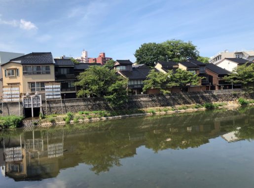 金沢の古都 黒い瓦の統一感がいい感じですね！ | 三州瓦の神清 愛知で創業150年超。地震や台風に強い防災瓦・軽量瓦・天窓・雨漏・リフォーム ...